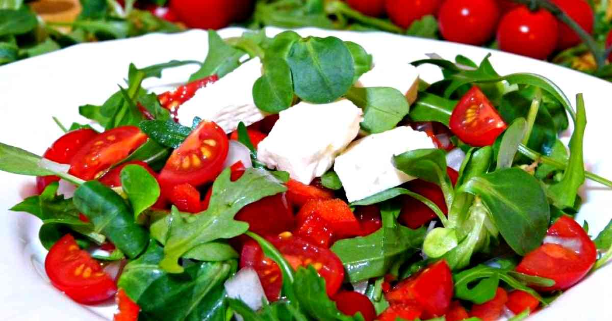 Rukola salát s polníčem, zeleninou a balkánským sýrem - Jídelní plán